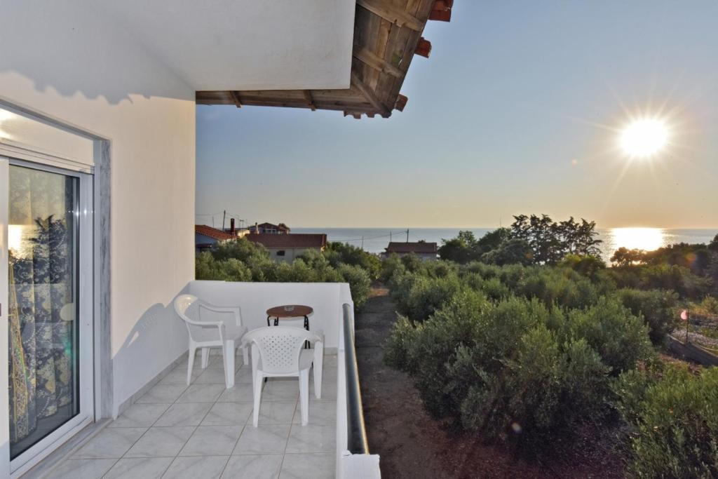 Katies Spacious House by a quiet beach next to Nea Potidea - ハルキディキ