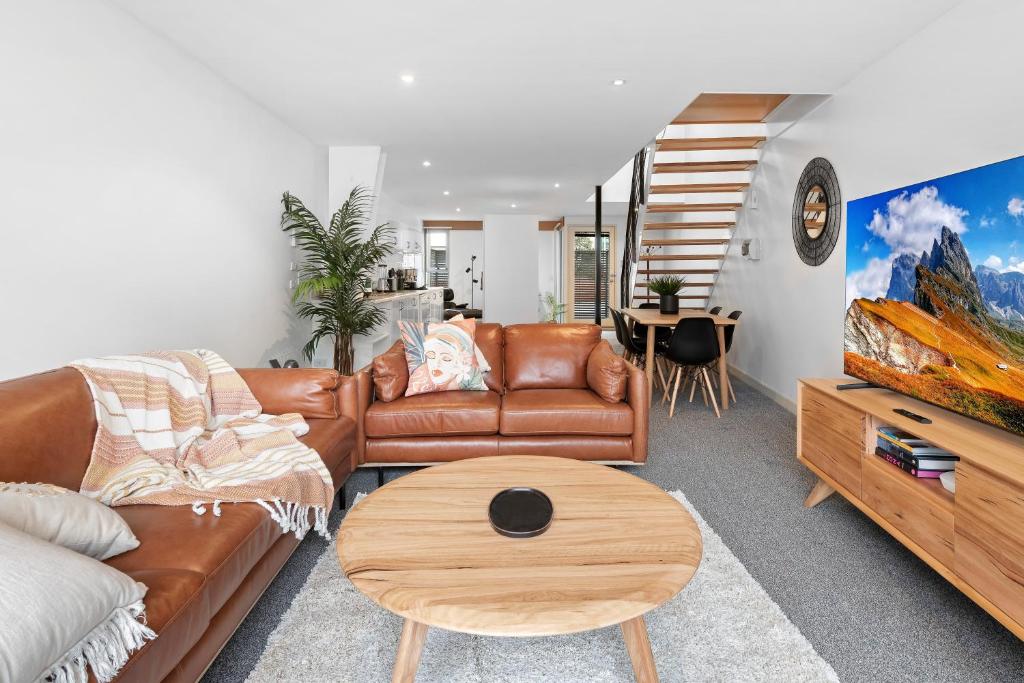 King Bed Living In Heart Of The Cbd, With Parking - Hobart