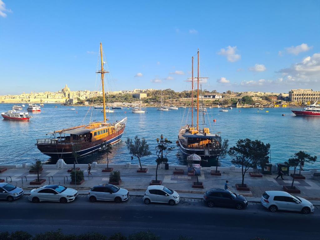 Spacious Seafront APT next to Sliema-Valeta ferry, Sliema – Precios ...