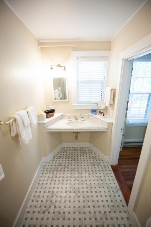 Yellow House Inn, Bar Harbor (updated prices 2025)