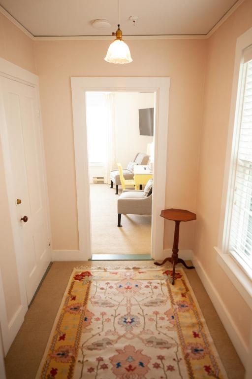 Yellow House Inn, Bar Harbor (updated prices 2025)