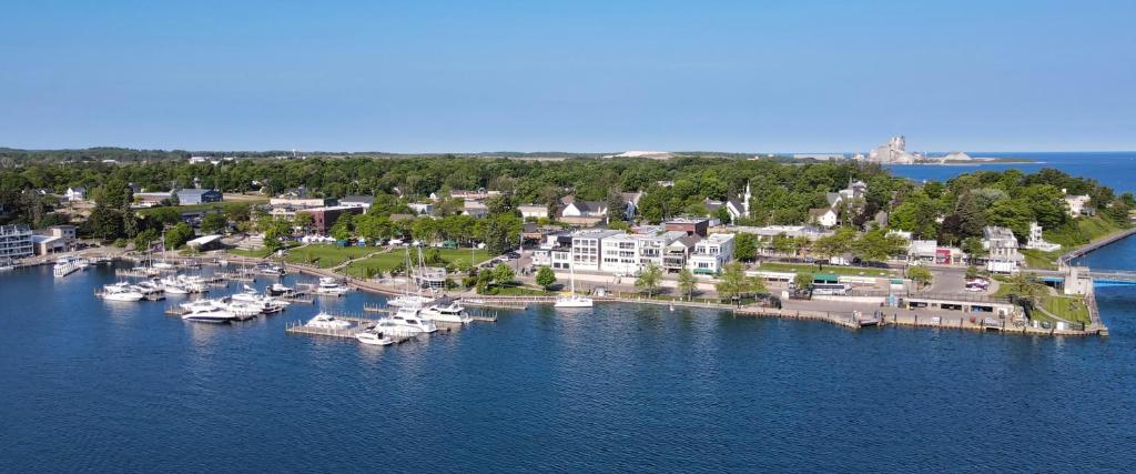 108 Edgewater Inn, Charlevoix (updated prices 2026)