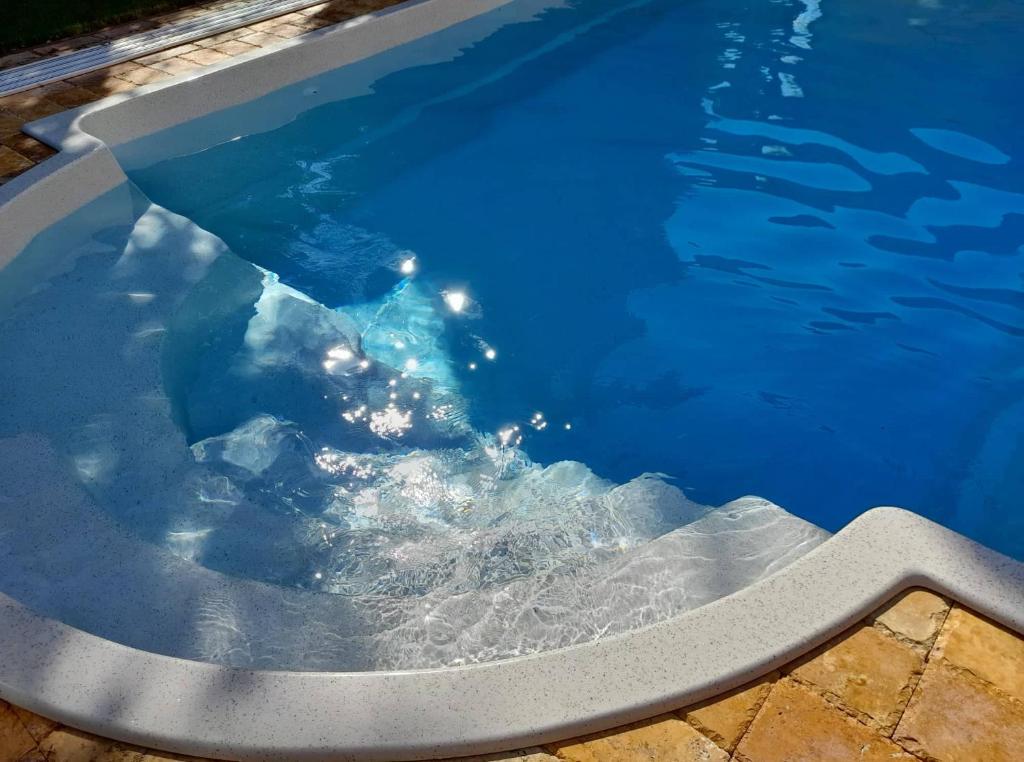 Canadian style house with 3D effect pool, Vinosady (updated prices 2025)