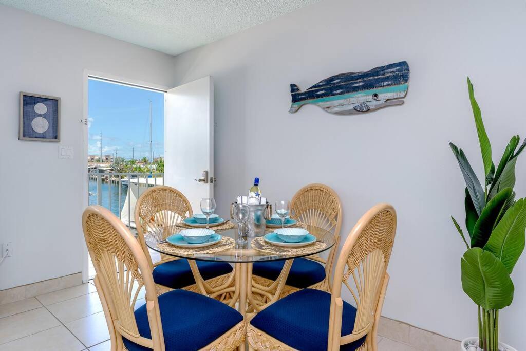 Water Front 1bed/1bath, Pool, Tiki Bar, Boat Ramp - Marathon, FL