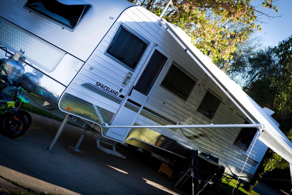Strayleaves Caravan Park, Shepparton (updated prices 2025)