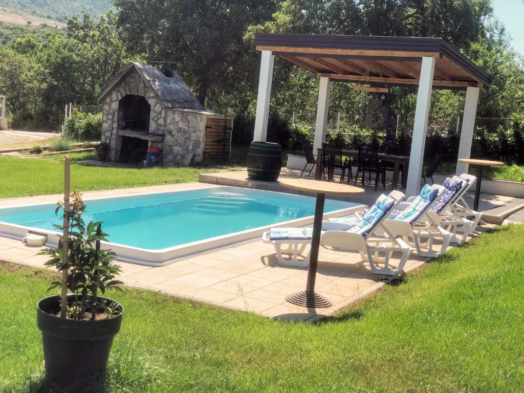 Villa Marie with pool, two bedrooms for 4+2kids, Čavoglave (precios ...