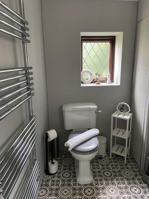 Award winning pet friendly paddock cottage, Whitby (updated prices 2025)