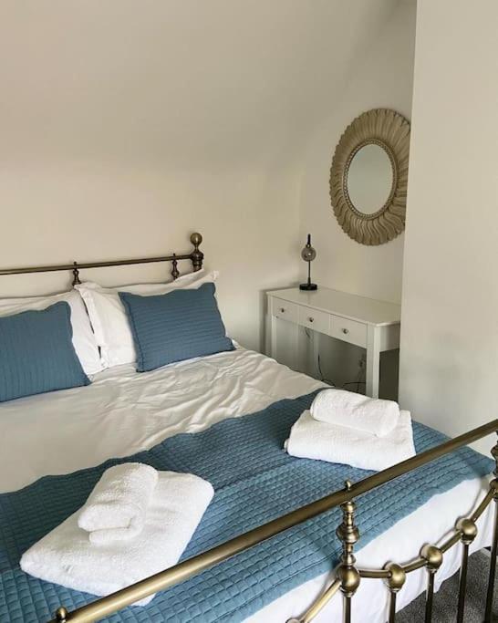 Award winning pet friendly paddock cottage, Whitby (updated prices 2025)