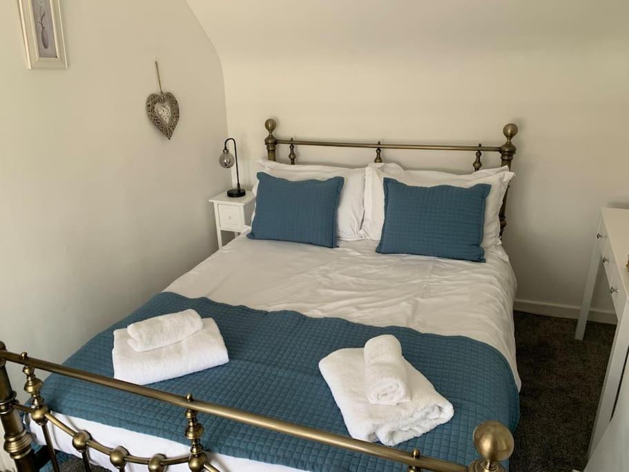 Award winning pet friendly paddock cottage, Whitby (updated prices 2025)