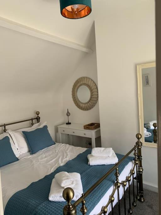 Award winning pet friendly paddock cottage, Whitby (updated prices 2025)