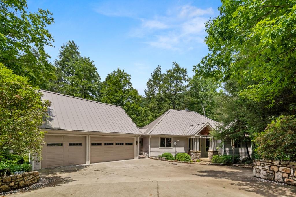 Falling Waters at Rumbling Bald, Lake Lure (updated prices 2026)