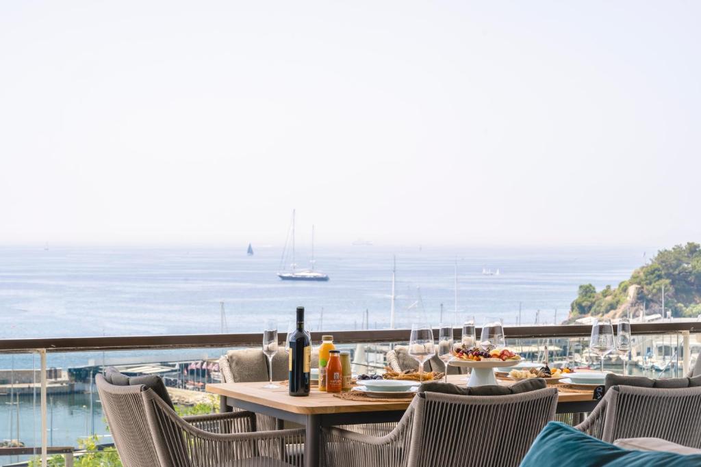 Divine Residence, a SeaView Retreat, By ThinkVilla, Piraeus (updated ...