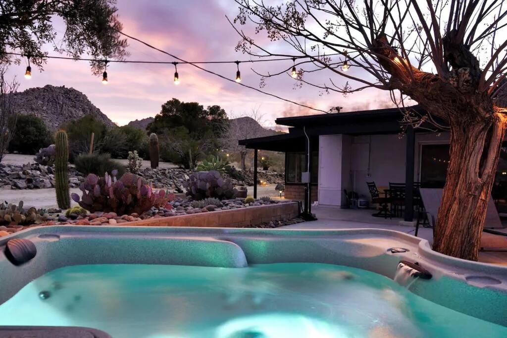 The Outpost Joshua Tree: Hot Tub, GameRoom, JTNP, Joshua Tree (updated ...
