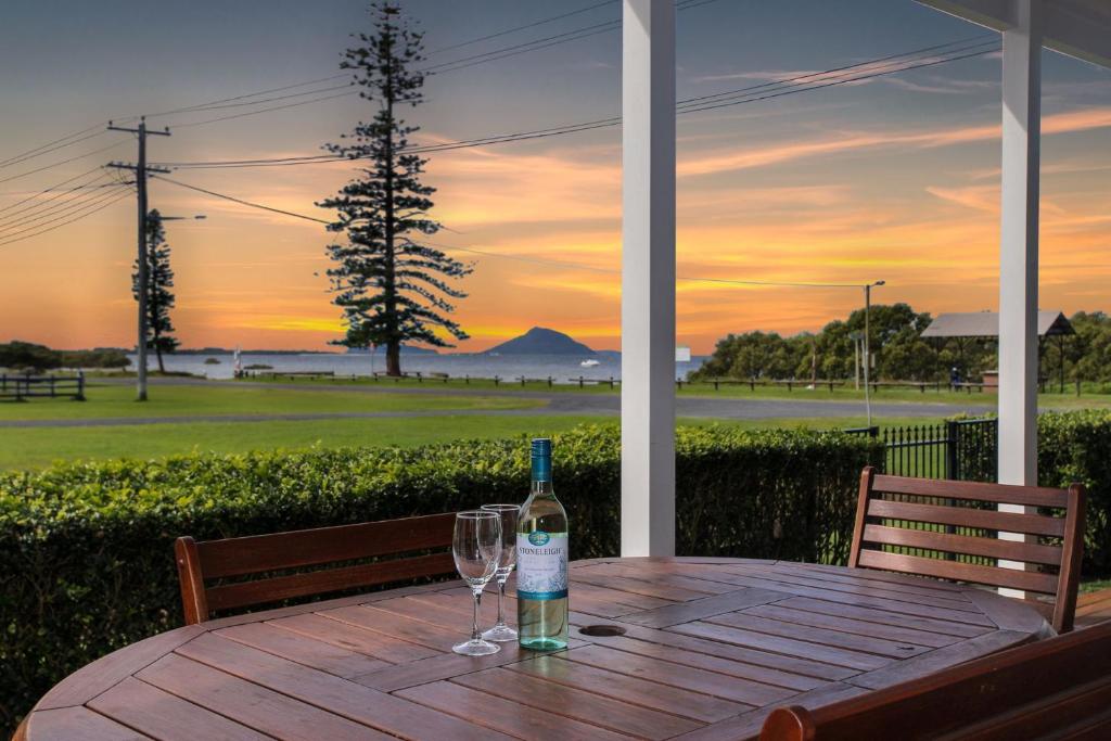 Black Possum Cottage Views of the Bay, Pindimar (updated prices 2025)