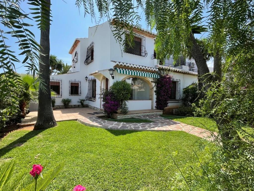 Pareado recién reformado en Cala Blanca (Javea) en Jávea