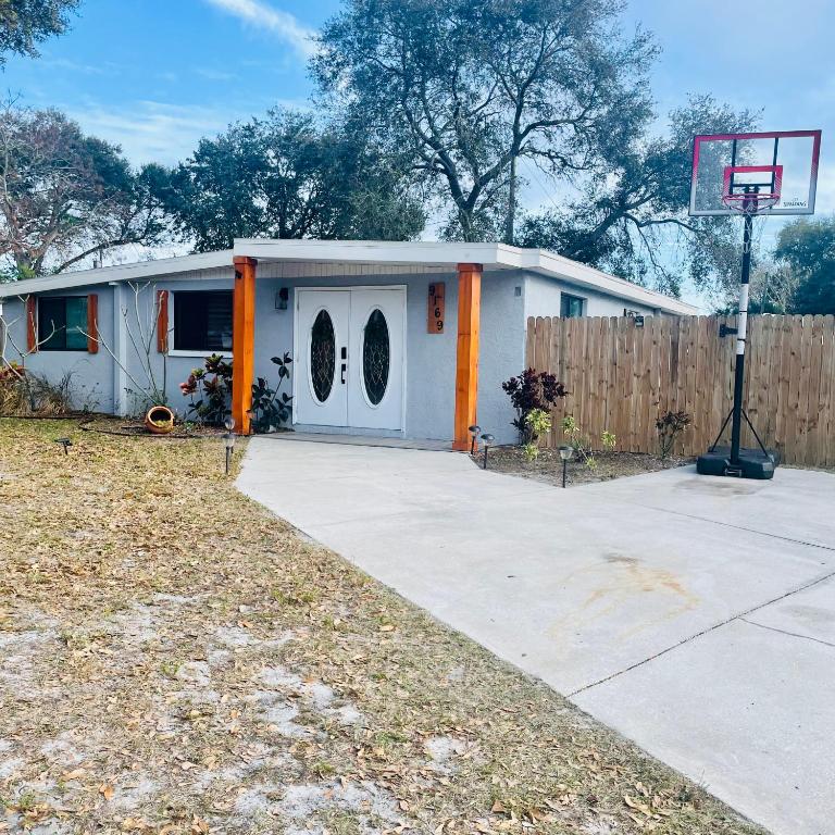 Updated Home 3/2! Minutes From The Beach! - Saint Petersburg, FL