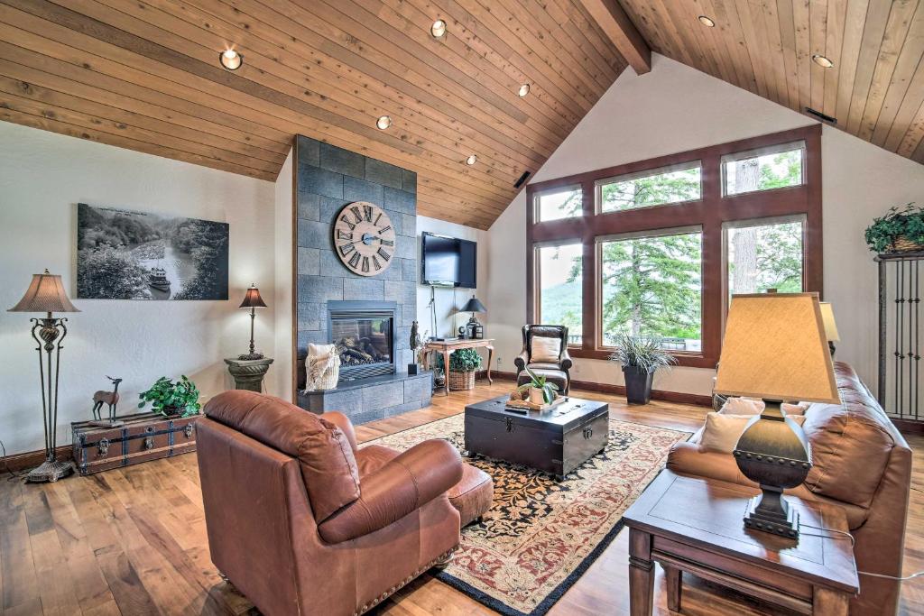 Luxe Coos Bay Escape with Patio and River Views!, Coos Bay (updated ...