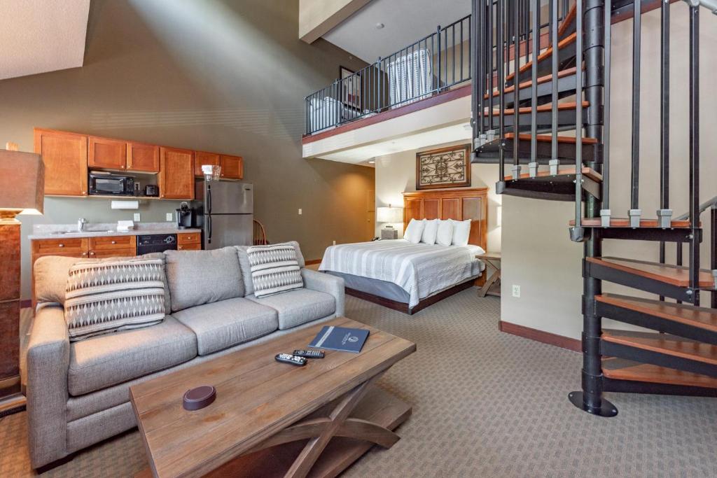 A304 Studio & Loft Standard View, Oakland (updated prices 2025)