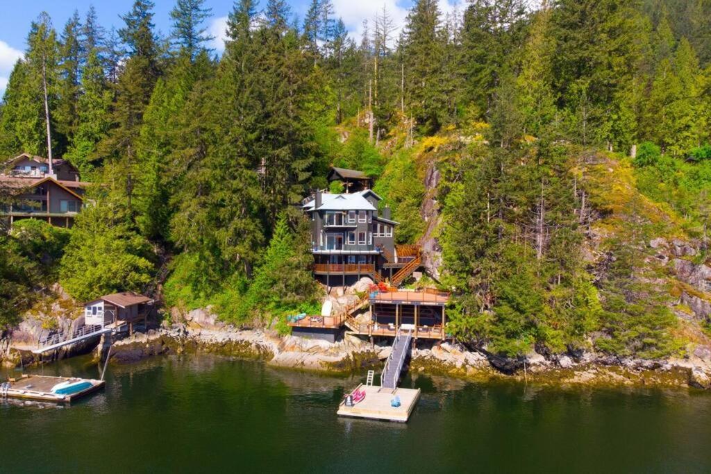 Casa de Férias Stunning Deep Cove Waterfront Estate (Canadá North ...