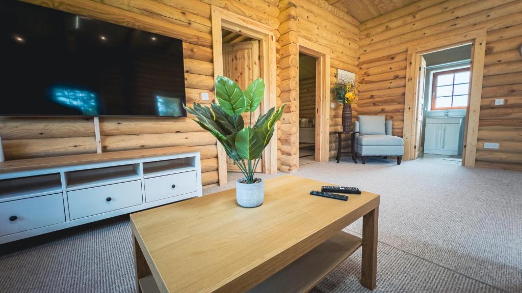 Aspen Lodge, Amazing New Log Cabin with Hot Tub - Sleeps 6 - Felmoor ...