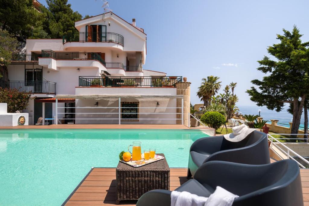 Villa vista mare con piscina privata a Mondello, Palermo (updated ...