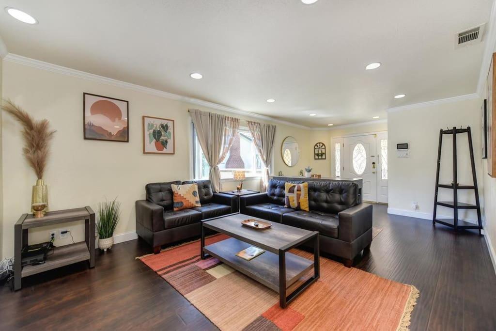 Vibrant Fab 40's Hotel Style Home East Sacramento, Sacramento (updated ...