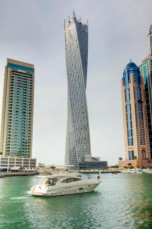 Large 2 bedroom, pool and gym access, Cayan Tower, Dubaï (tarifs ...