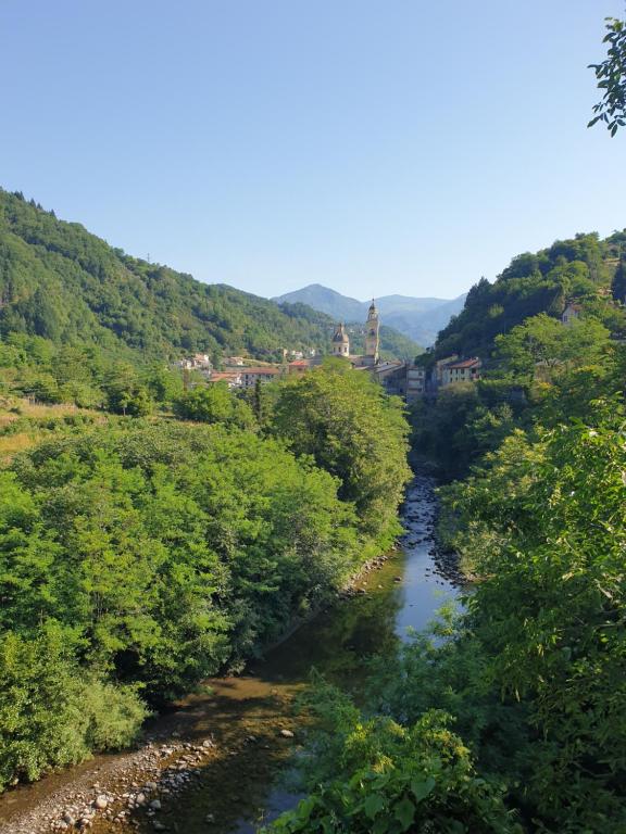 lake house, Mezzanego (updated prices 2025)