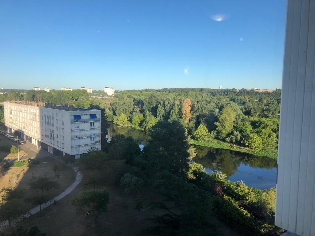 T2 lumineux vue sur Cher, 8mn Gare & centre in Tours