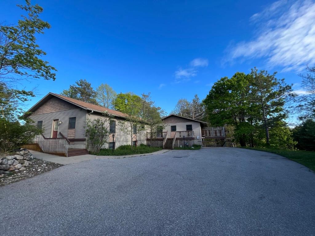 Modern Family Sized Château W/ Hot Tub! 1 Mile From Lake Michigan - Charlevoix, MI
