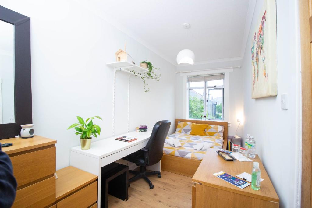 Perfect Stay in Edinburgh: minimalistic room in the cozy Costorphine area - Edinburgh