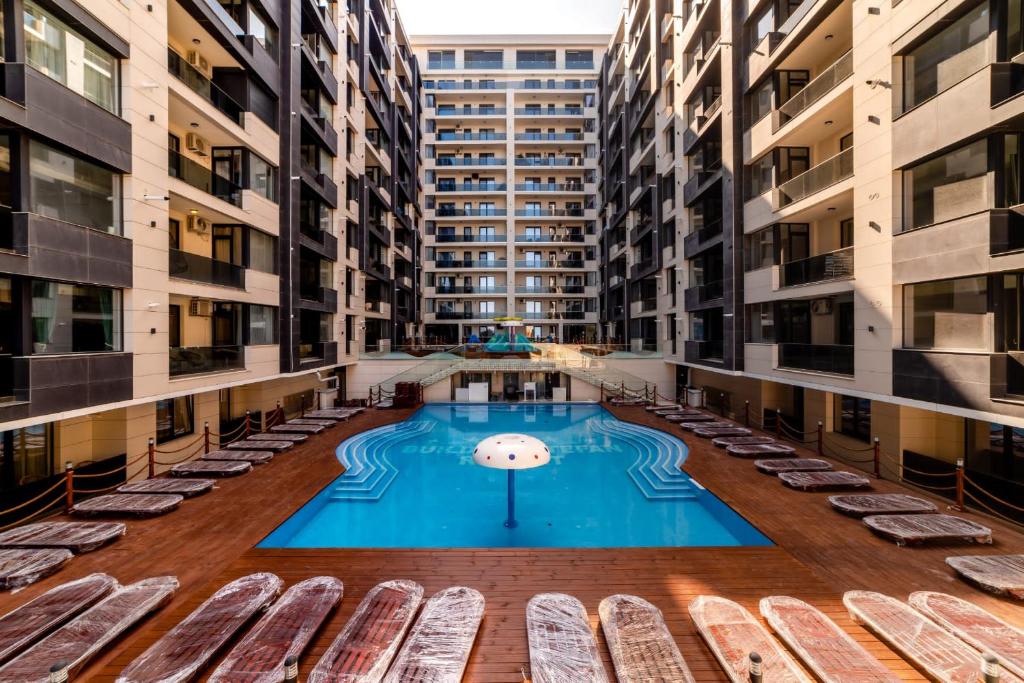 Building Stefan Promenada Pools Beach Resort Apartments in Navodari