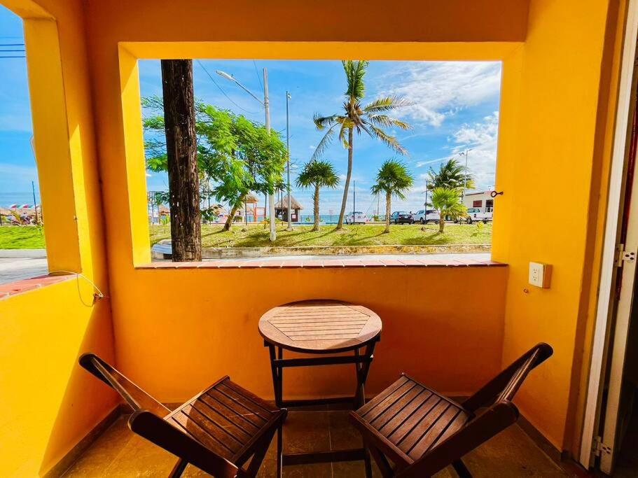 Beach front studio, beach across the street! mex1, Cancún (preços ...