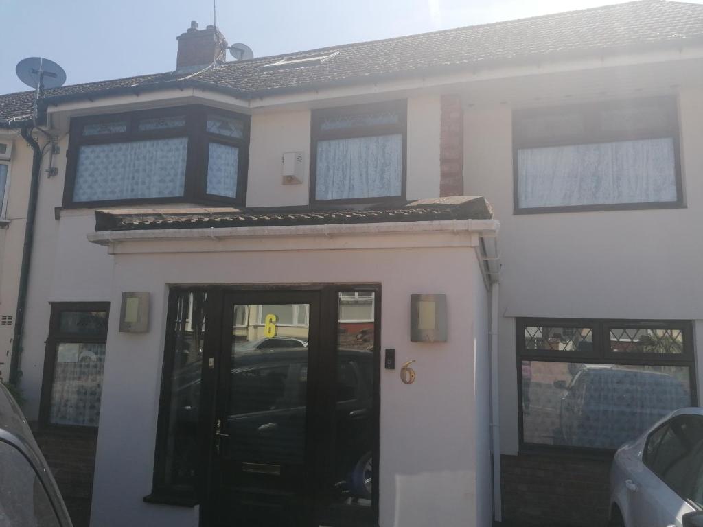 The Lakeside | Homestay in Cardiff, United Kingdom