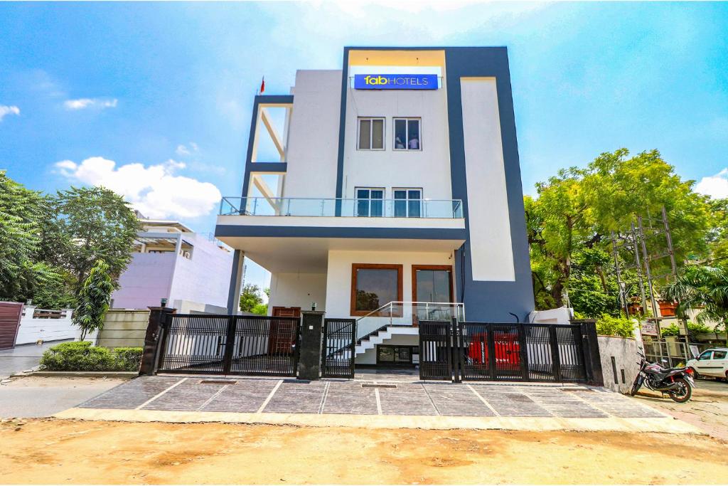 Fabexpress Pravi Inn - Lucknow