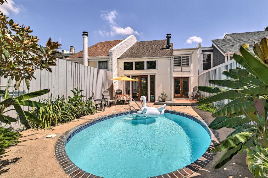 Charming Montrose Townhome with Private Pool!, Houston (updated prices ...