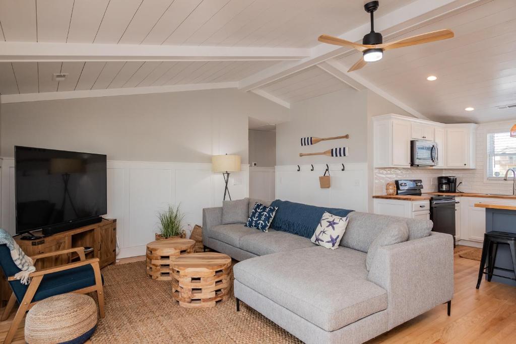 Sawyers Shore Shack by Oak Island Accommodations, Oak Island (updated ...