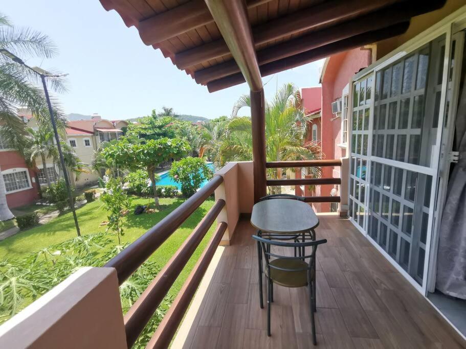Casa con balcón,3 recámaras, alberca compartida, Zihuatanejo (updated ...
