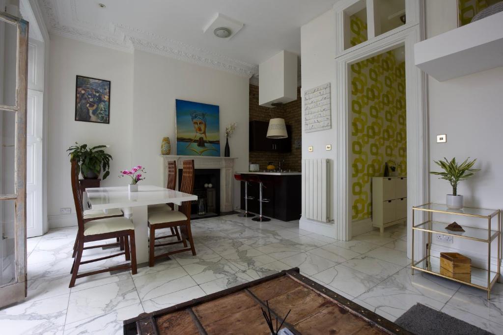 Large 2 Beds Flat Overlooking Clapham Common Park, London (updated ...