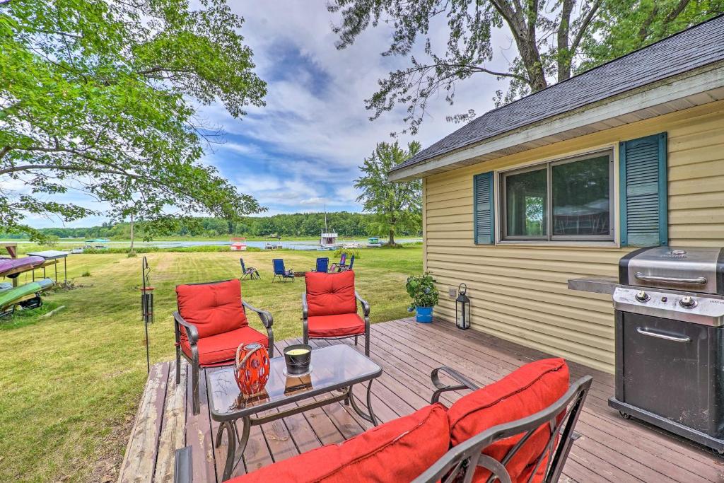 Cottage on Tubbs Lake with Kayaks, Grill and Fire Pit!, Mecosta ...
