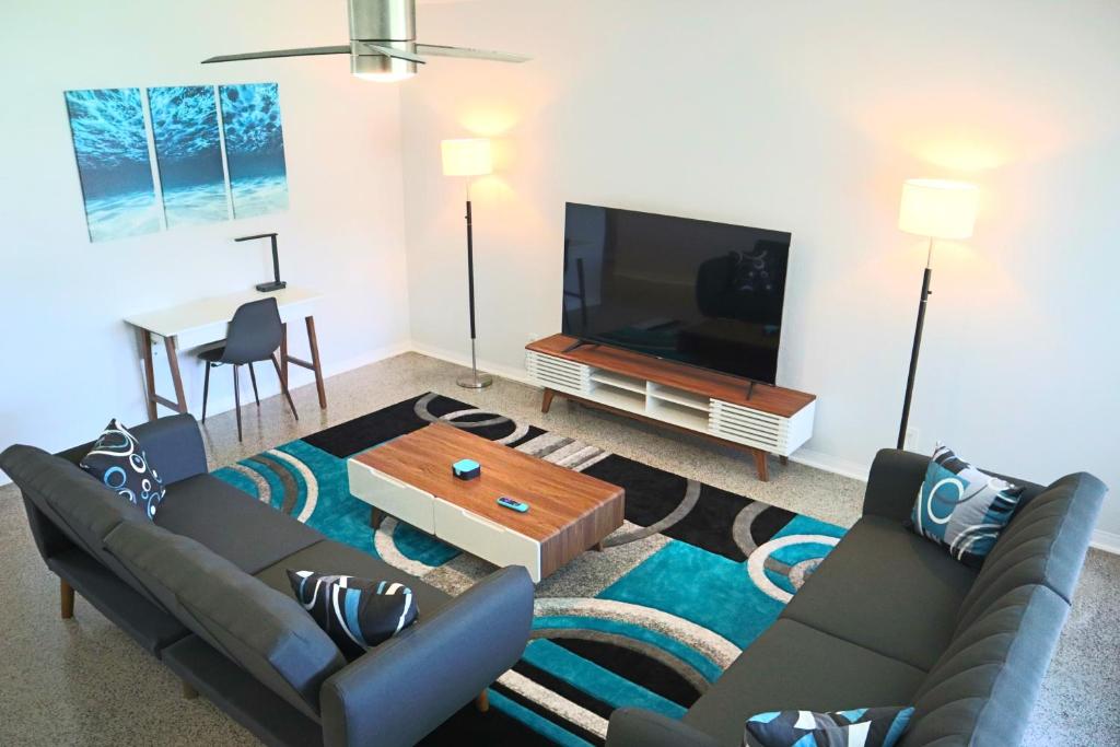 Modern Oasis! Walk to Beach, King Bed, Backyard & Workspace, Deerfield ...
