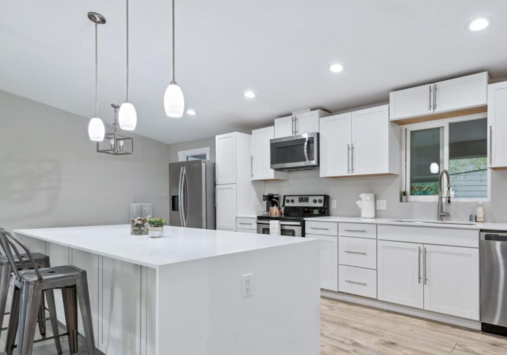 Modern Upper Level 3-Bedroom Suite, Anchorage (updated prices 2024)
