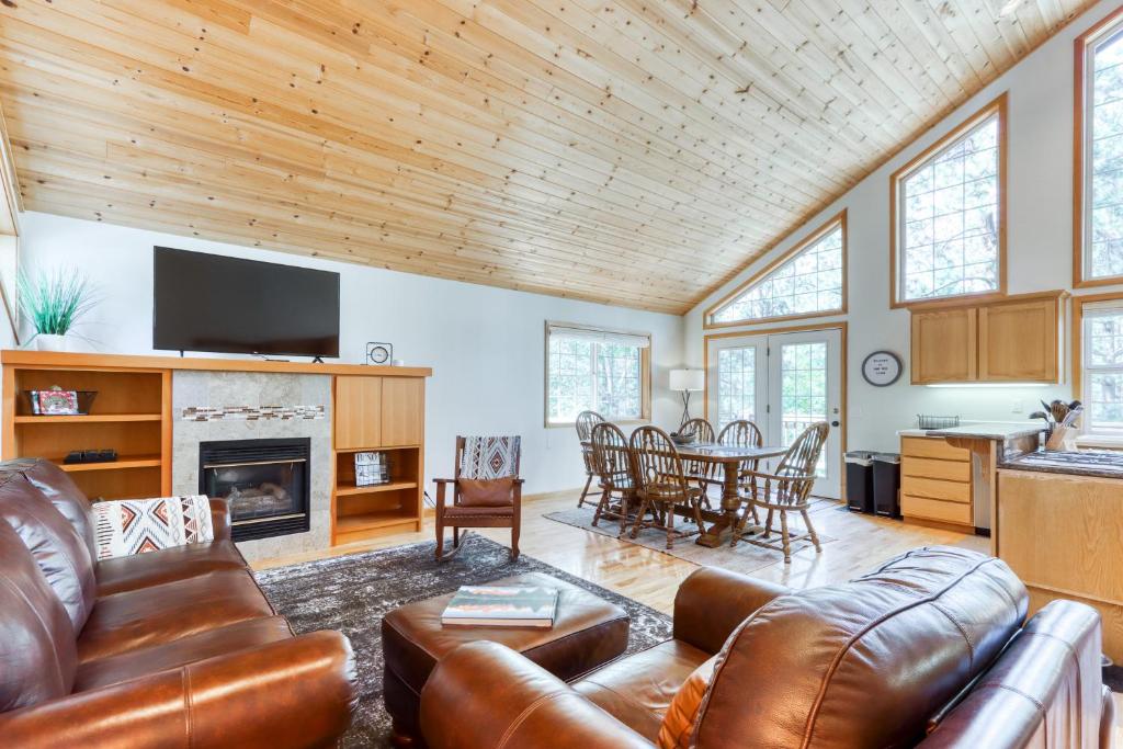 Camp Polk Lodge, Sisters (updated prices 2026)