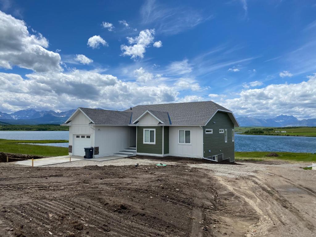 Thistle Ridge (Upper) New Waterton Lakes Area Waterfront Home, Mountain ...