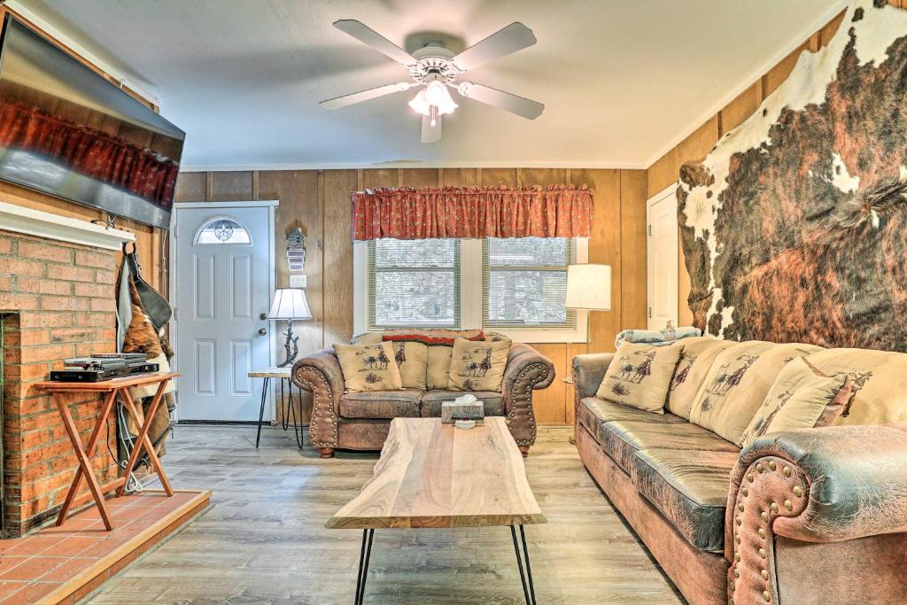 Rustic Cloudcroft Home about 2 Mi to Ski Slopes!, Cloudcroft (aktualisierte Preise für 2025)