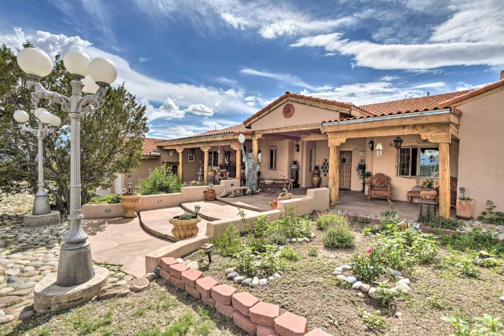 Ferienhaus Ornate Santa Fe Adobe Home with Gazebo and Patio! (USA Santa ...
