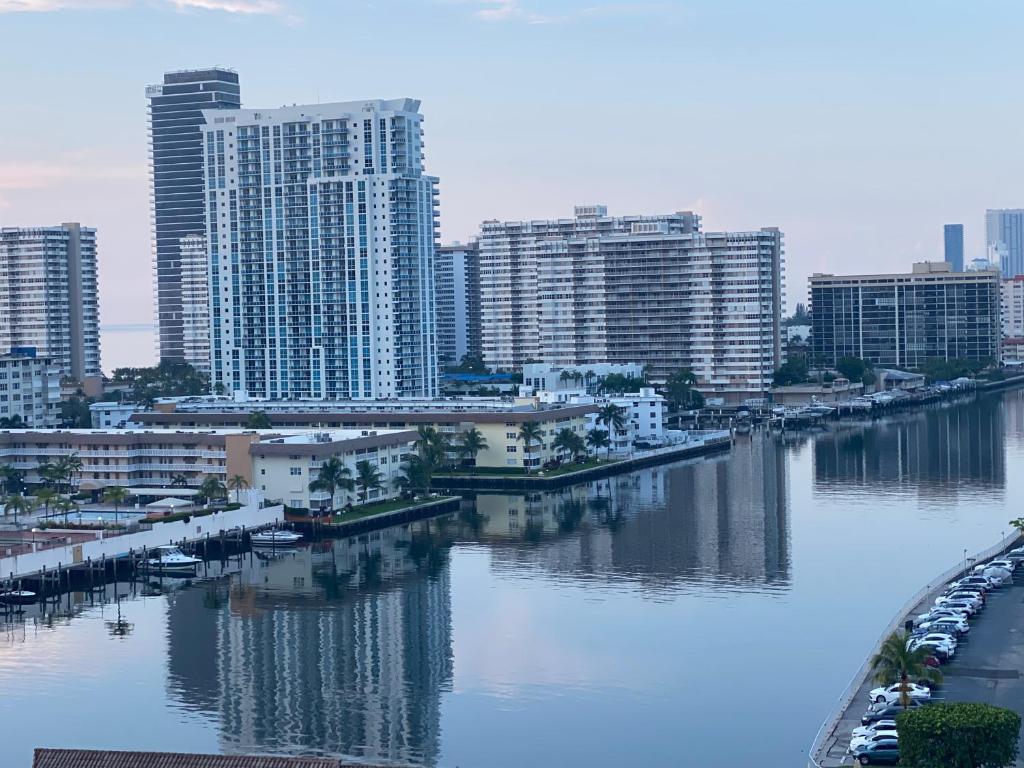 Chic Beach Studio Walk to Shore Sleeps 4 -14B, Hallandale Beach ...
