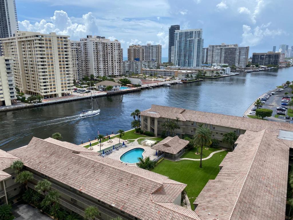 Chic Beach Studio Walk to Shore Sleeps 4 -14B, Hallandale Beach ...