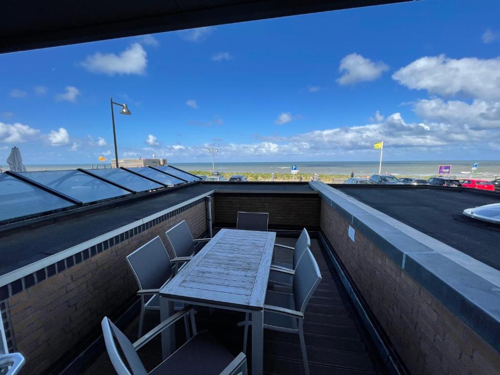 DE TRINTEL op 1e verdieping met ruim terras en zeezicht, Egmond aan Zee ...