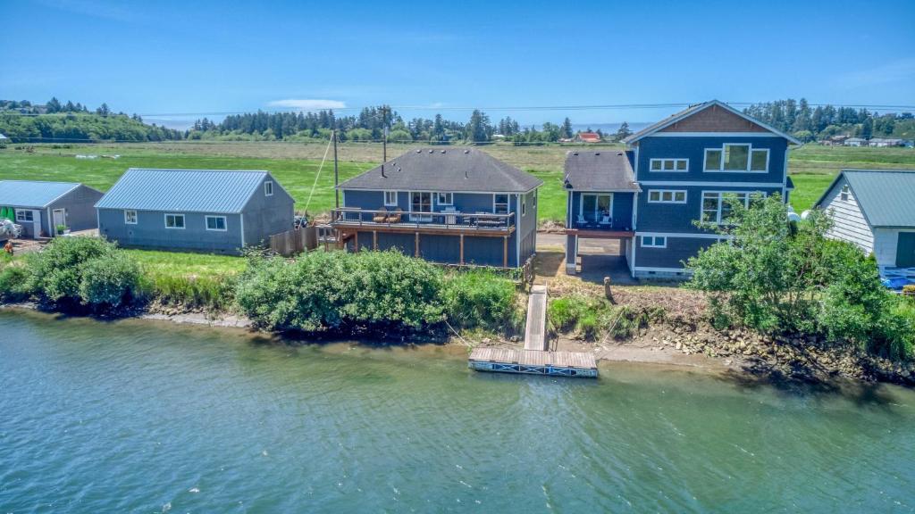 Riverfront Gem, Cloverdale (precios actualizados 2024)